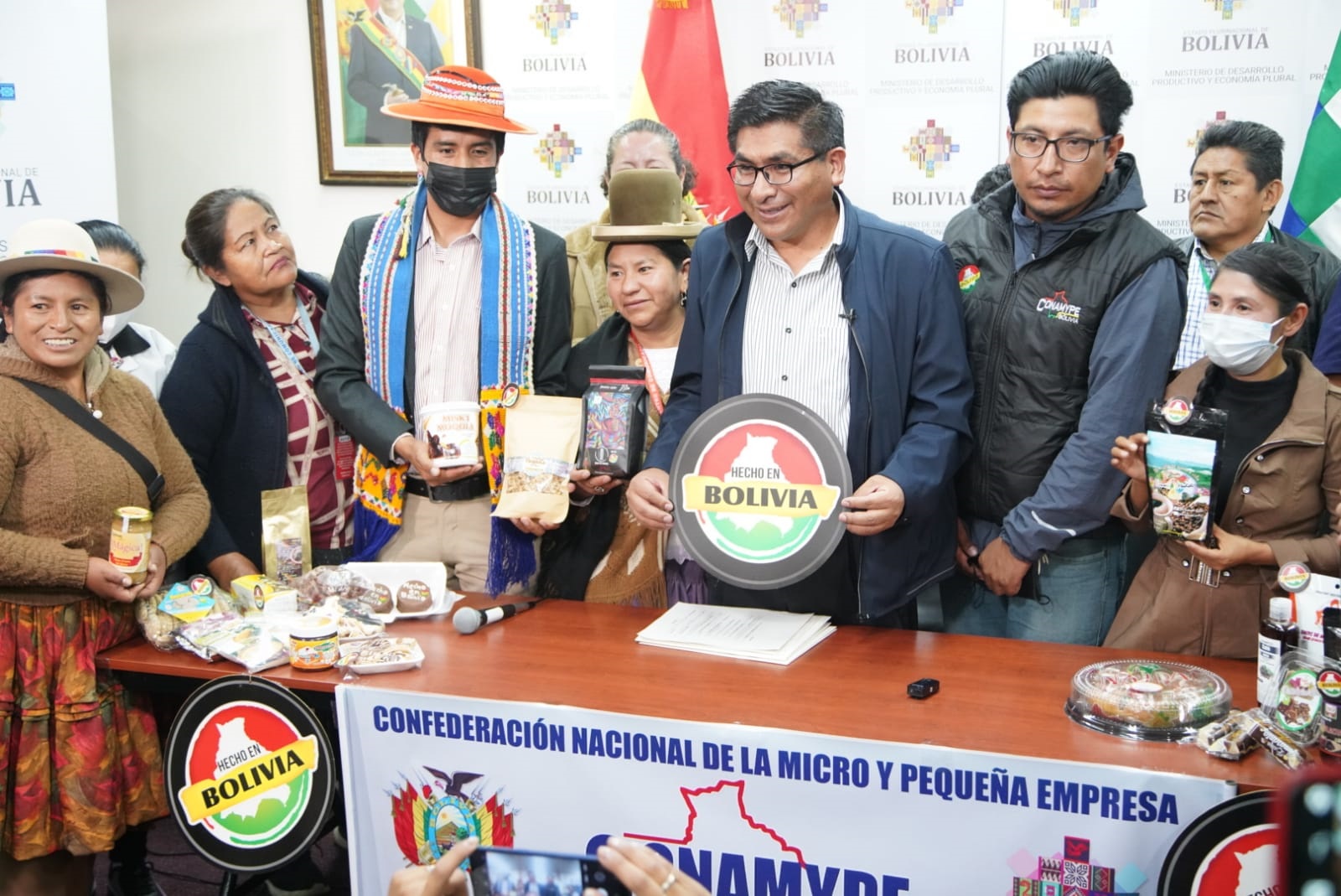 ABI - Ministro de Desarrollo Productivo y Economía Plural y ...